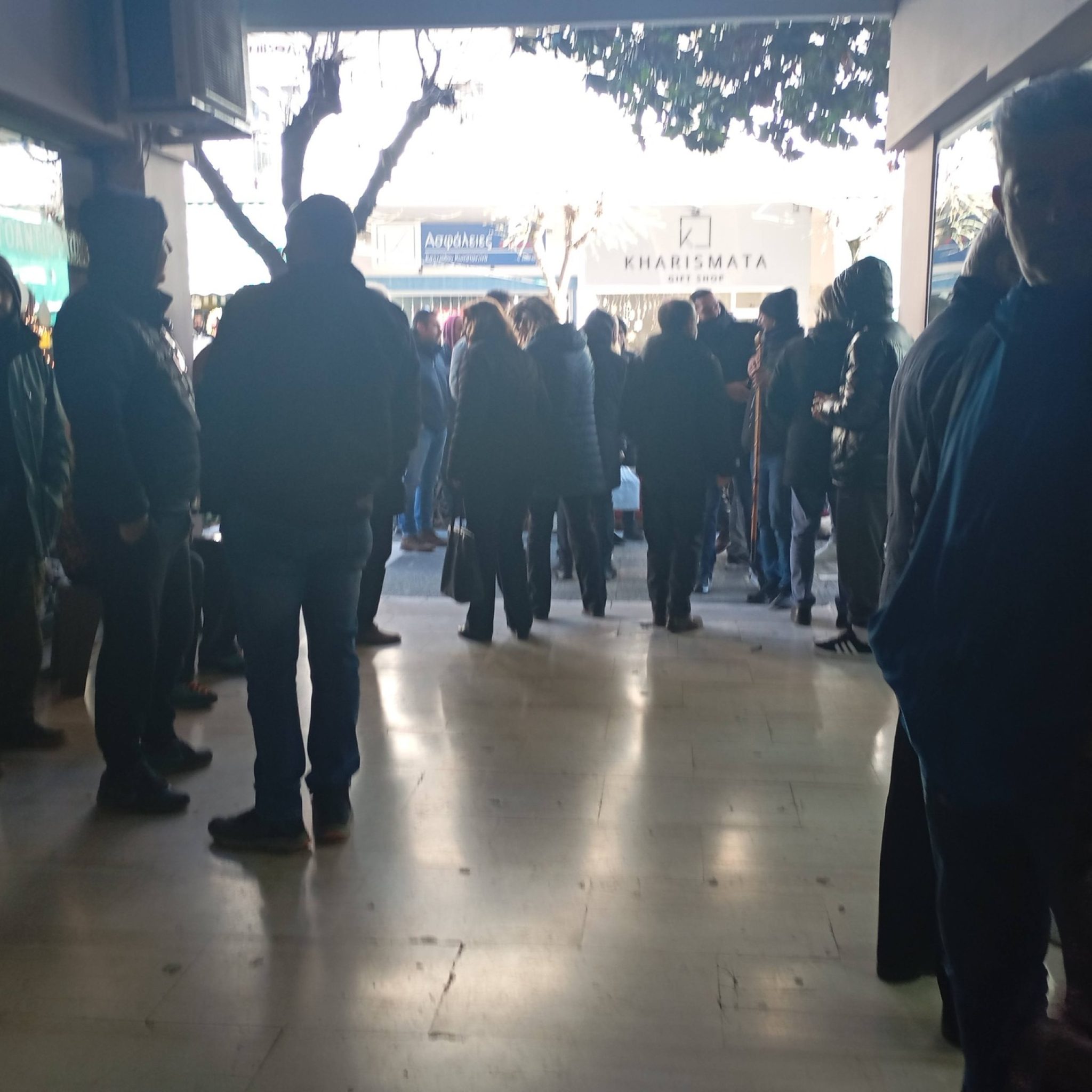 Kozanimedia-Πτολεμαϊδα: Αγρότες πέταξαν κοπριά και έσπασαν την πόρτα ...