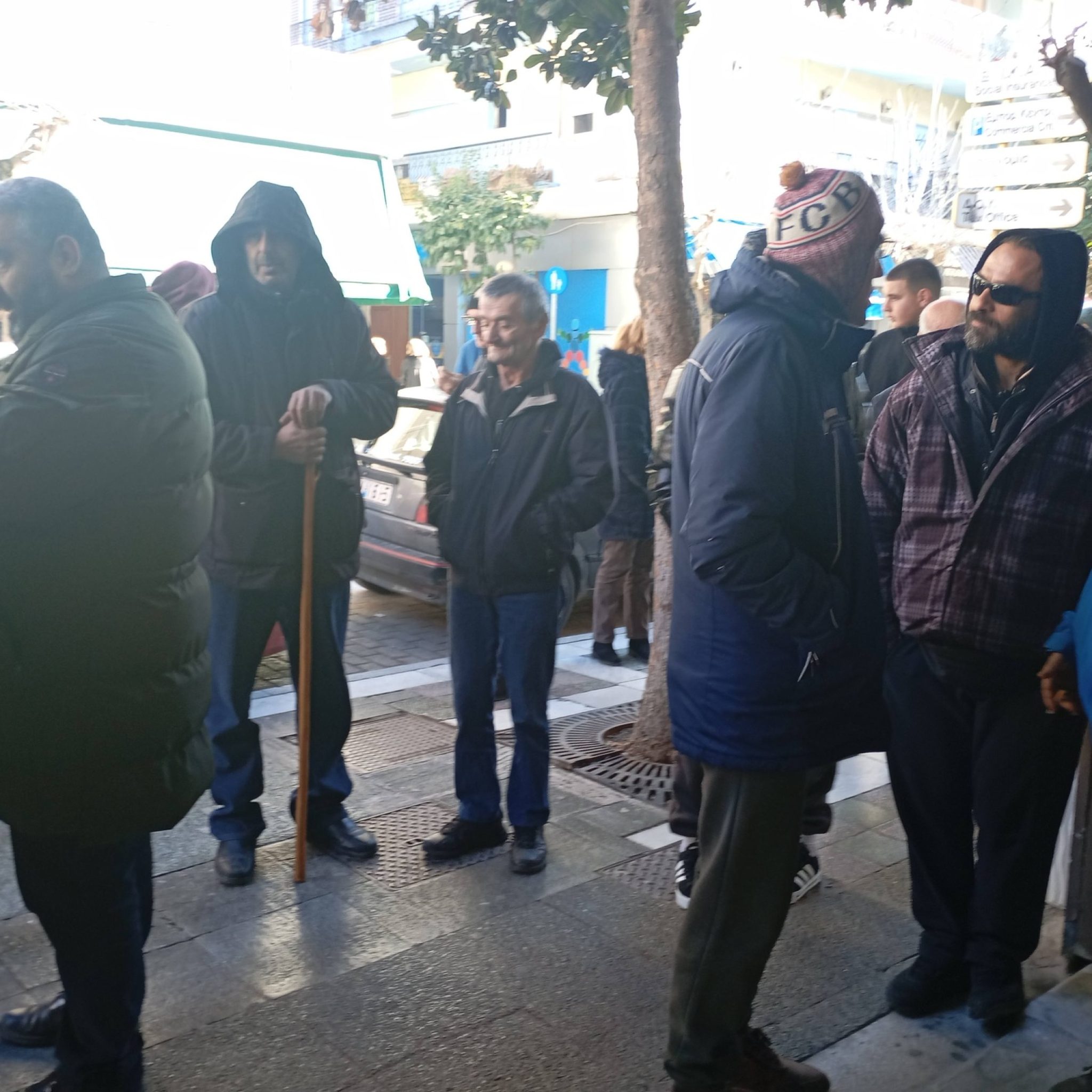 Kozanimedia-Πτολεμαϊδα: Αγρότες πέταξαν κοπριά και έσπασαν την πόρτα ...