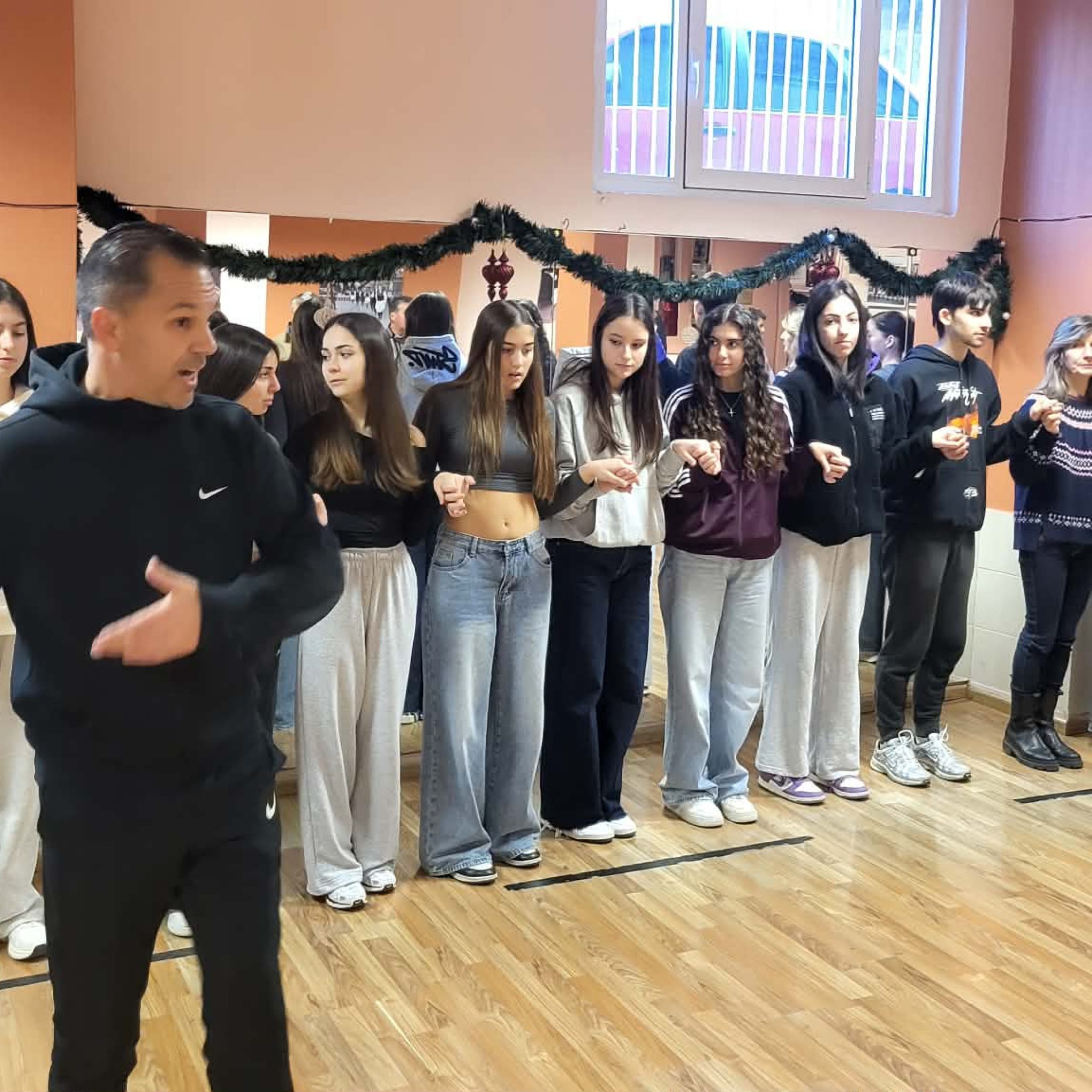 Ο Πολιτιστικός Σύλλογος «Η ΚΟΖΙΑΝΗ» υποδέχθηκε τους μαθητές του Ομίλου ...