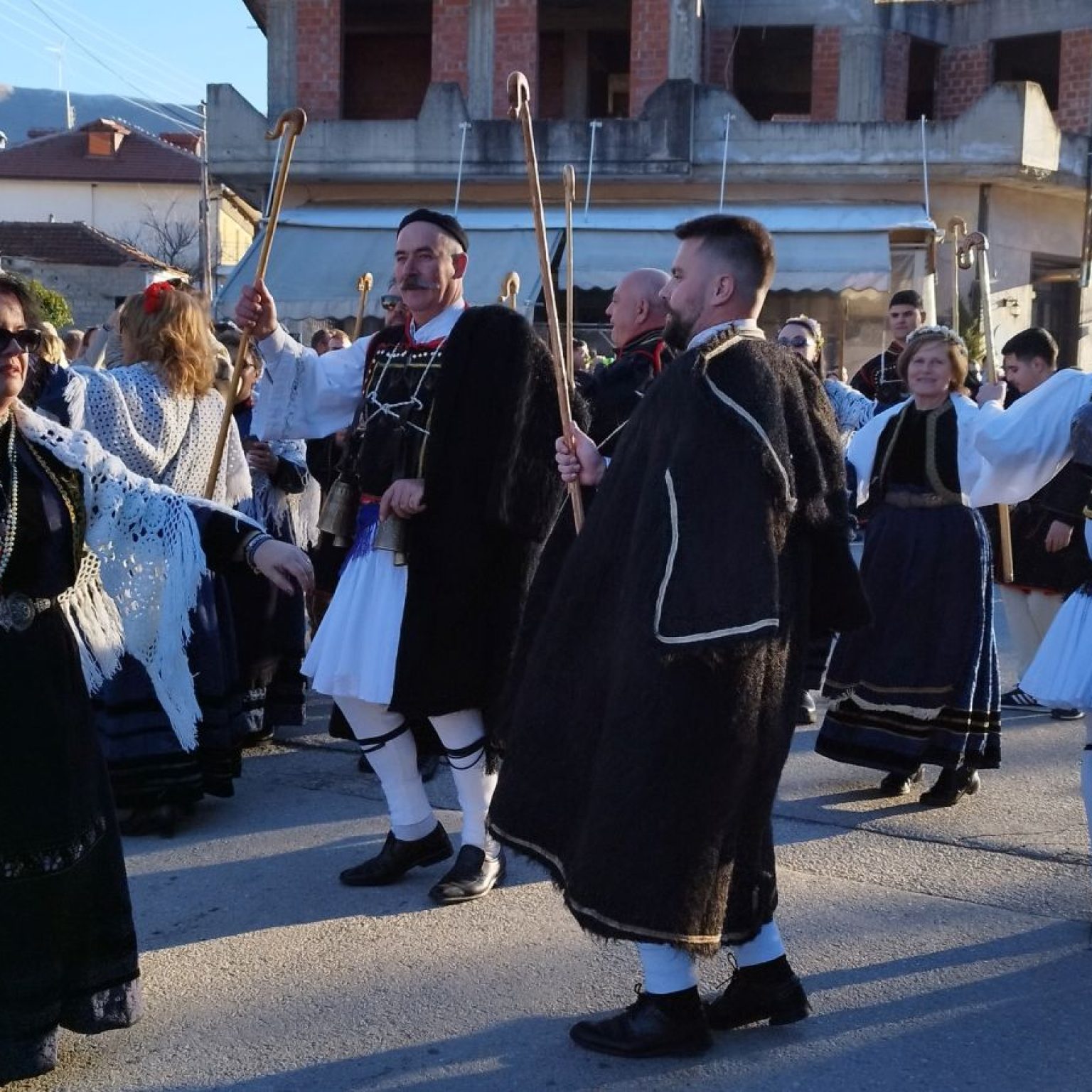 Kozanimedia: Κόσμος, κέφι, σάτιρα και χορός στα “Μπουμπουσάρια” της ...