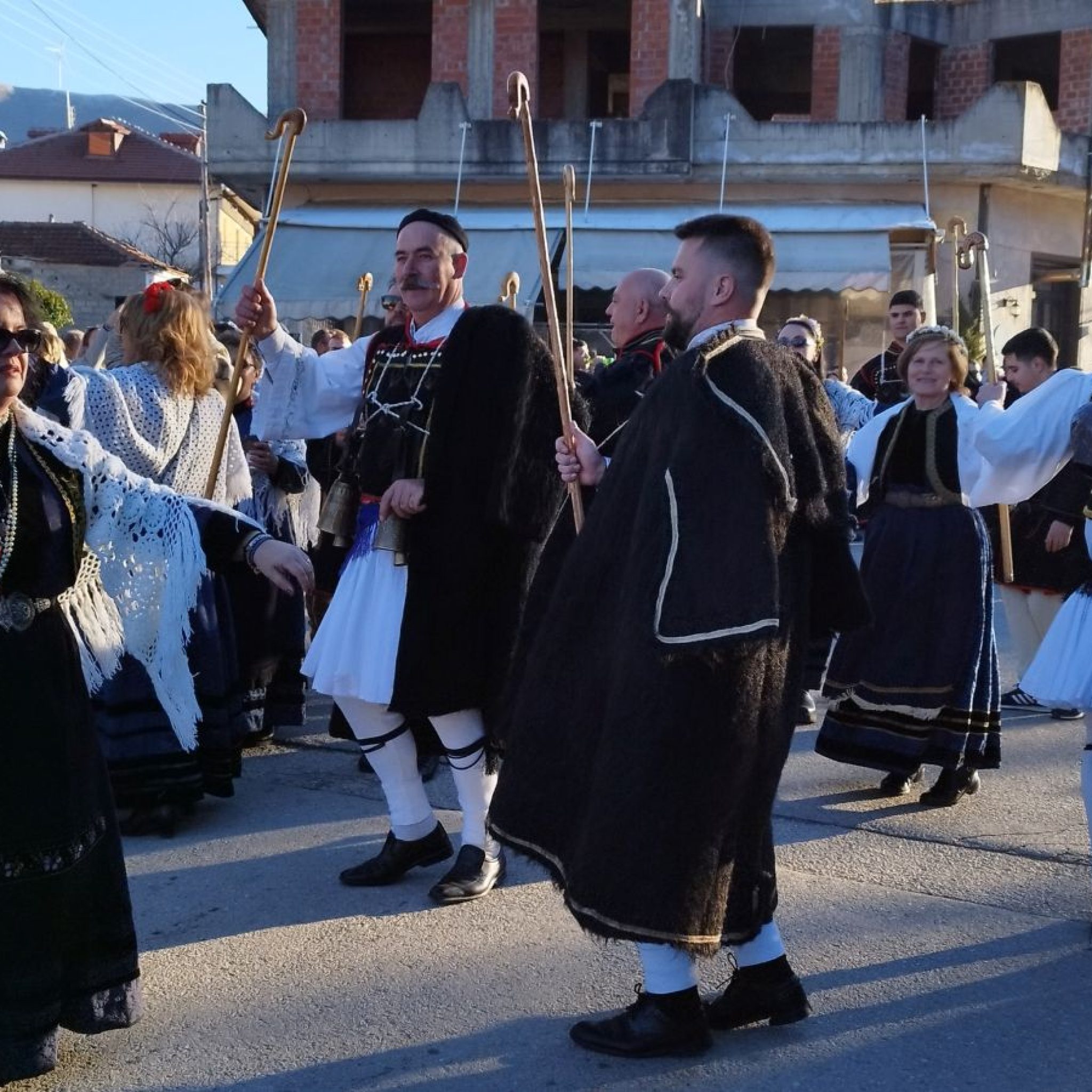 Kozanimedia: Κόσμος, κέφι, σάτιρα και χορός στα “Μπουμπουσάρια” της ...