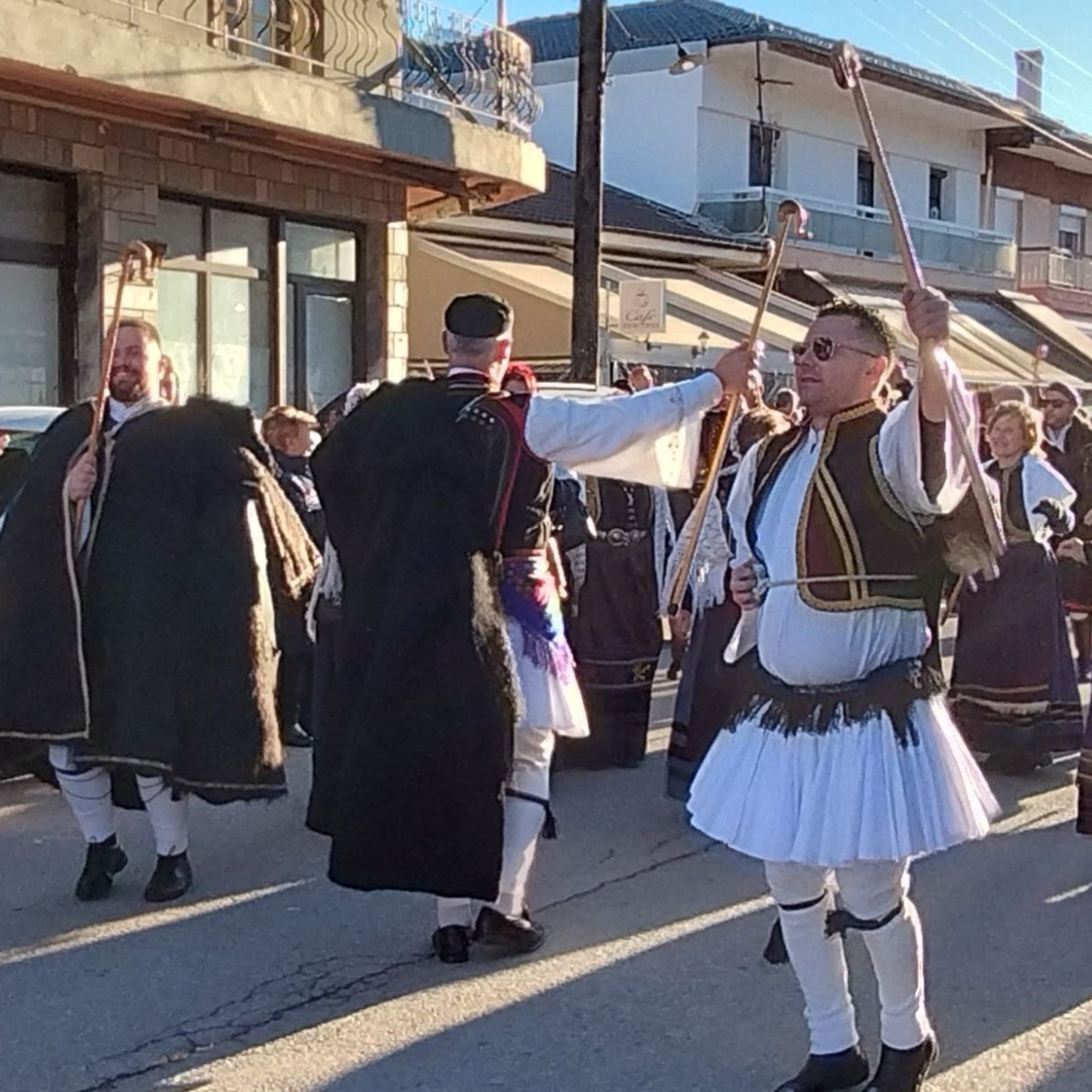 Kozanimedia: Κόσμος, κέφι, σάτιρα και χορός στα “Μπουμπουσάρια” της ...